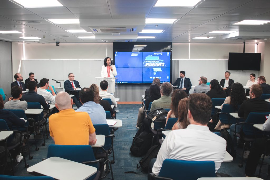 ABEAR e associadas participam de aula inaugural da 9ª turma do curso de ...
